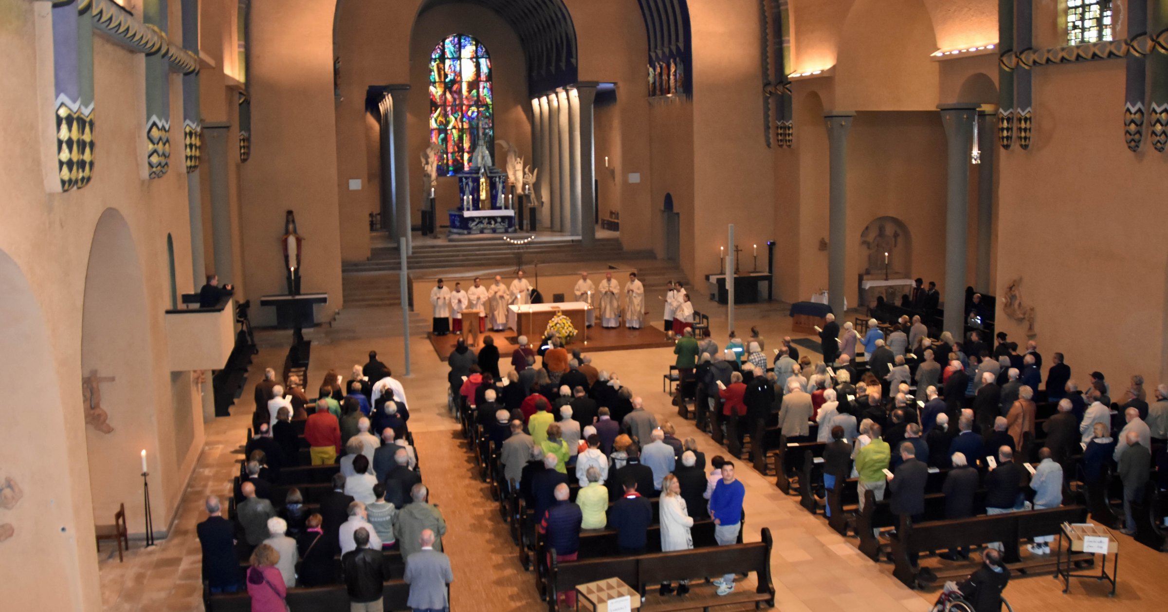 Außen „Gottesburg“, innen „Raum der Geborgenheit“