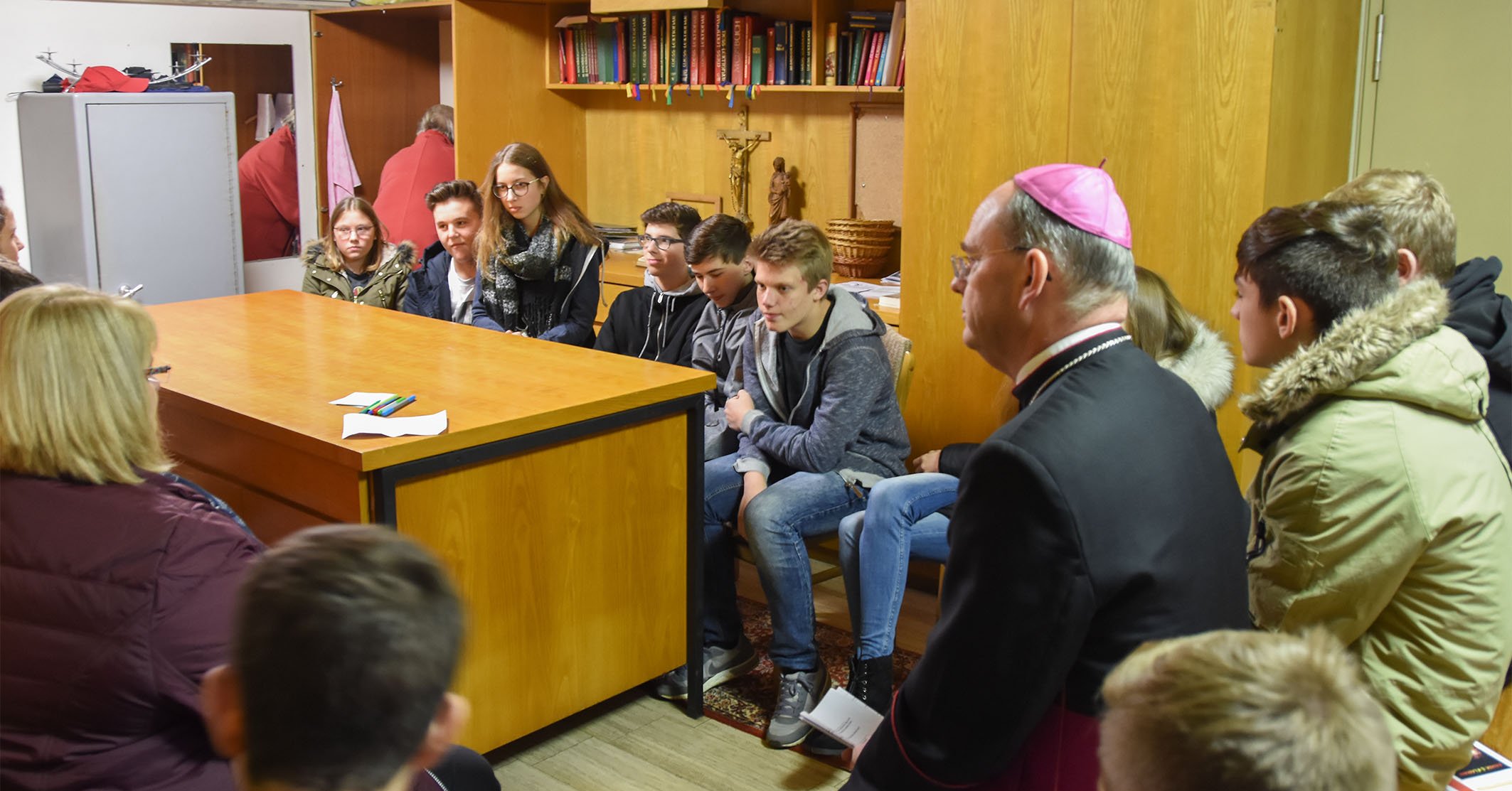 Weihbischof Brahm trifft Firmlinge in der Jugendkirche MIA