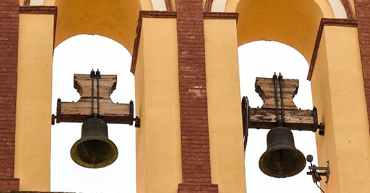 Kirchenglocken läuten zum Gebet und als Zeichen der Verbundenheit